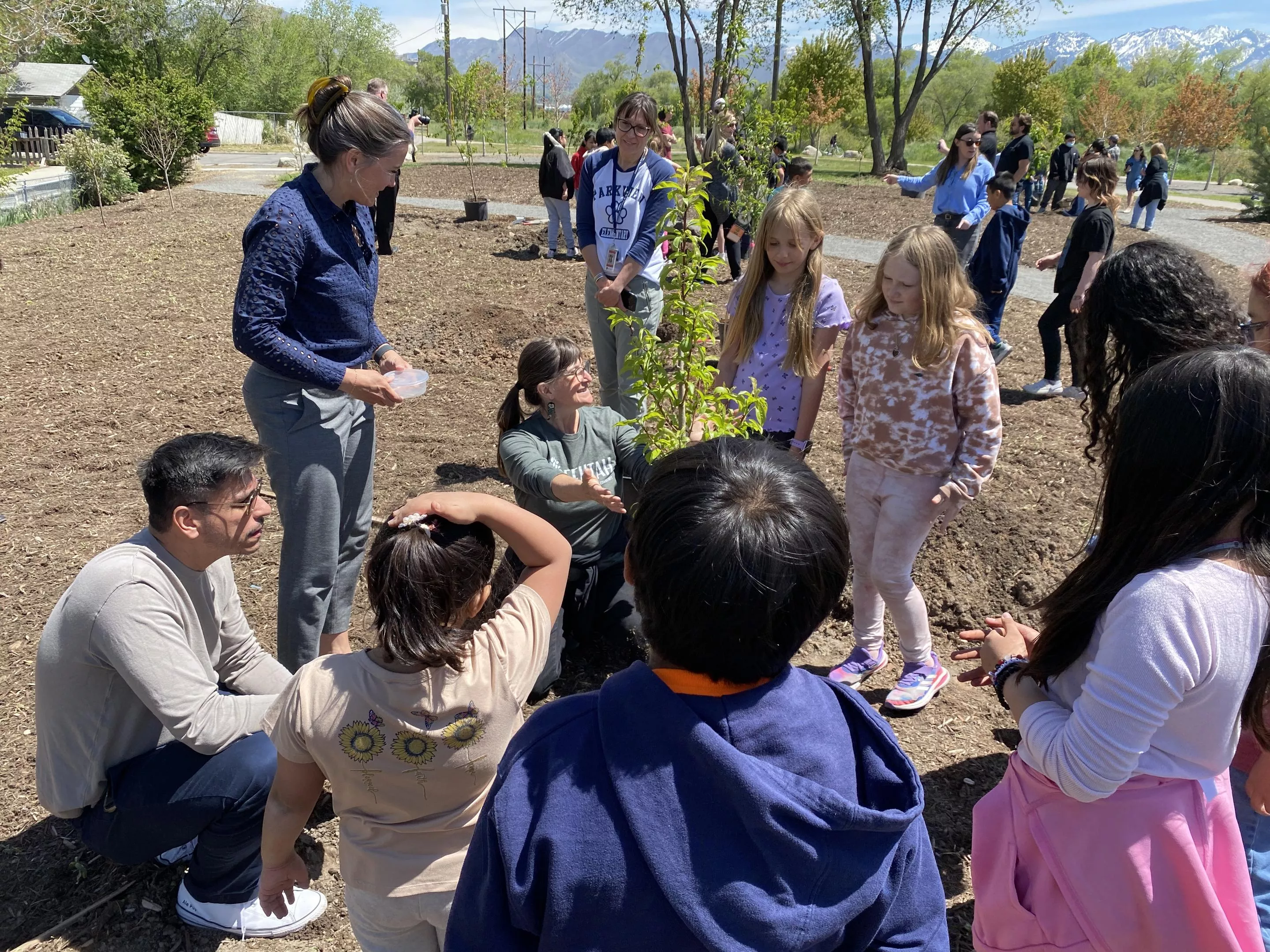 Elementary students and Mayor Mendenhall plant trees at Salt Lake City ...